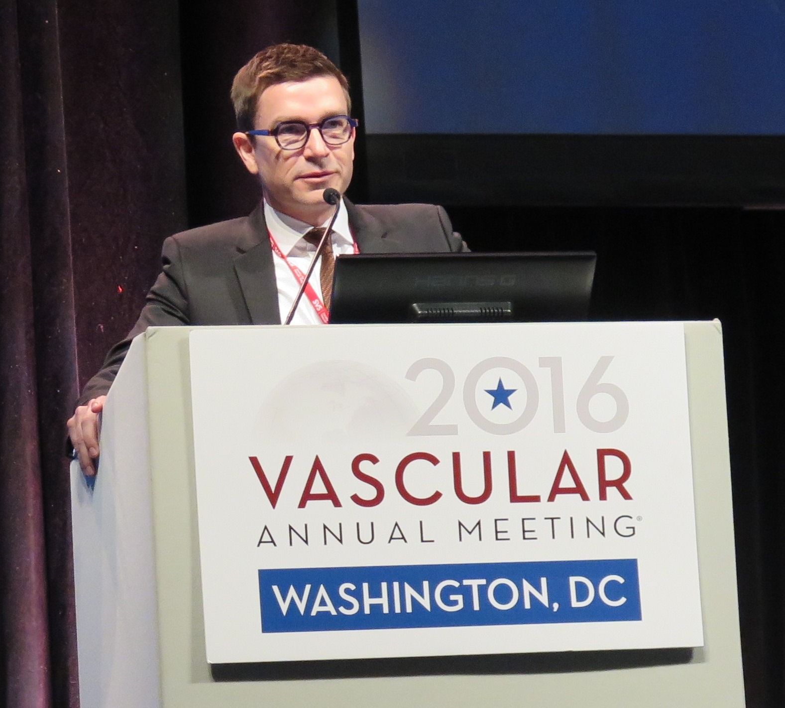 Early follow-up of FEVAR/BEVAR using supra-coeliac sealing zones and ...